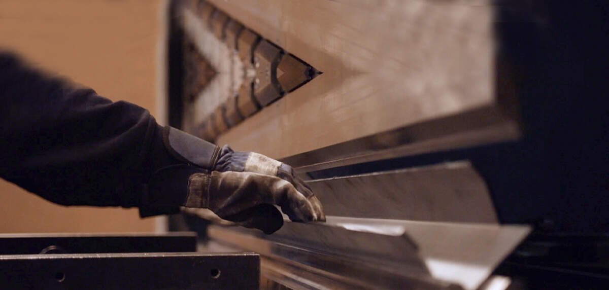 Kantpressning & Bockning av plåt, stål & aluminium | Logicut